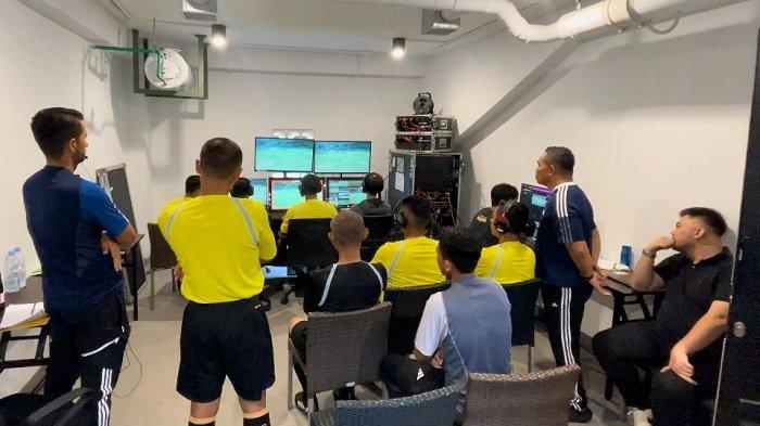 Gunakan Alat Teknologi VAR, Yoshimi Ogawa Sebut Kinerja Wasit Liga 1 ...