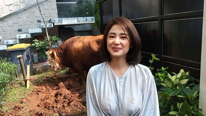 Dewi Perssik Menangis Tak Kuat Lihat Sapi Kurbannnya Disembelih di Rumahnya di Lebak Bulus ...