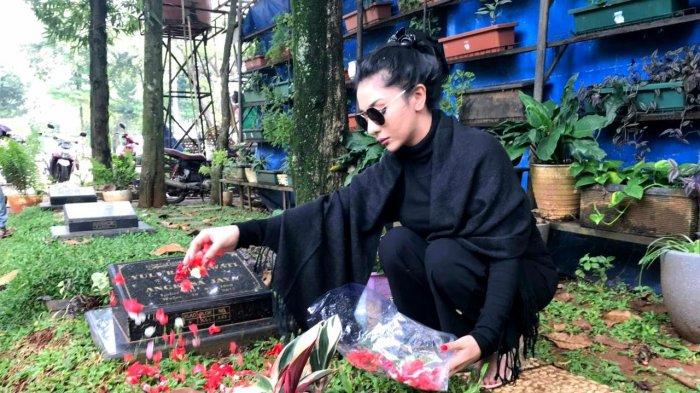 Bawakan Ulang Lagu Belah Duren, Silva Aprilia Ziarah ke Makam Julia ...