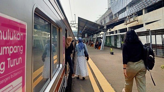 Gara-Gara Truk Tabrak Tiang Listrik di Pesanggrahan ,Perjalanan KRL Commuter Line jadi Terganggu ...