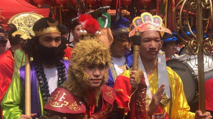 Karakter Sun Go Kong dan Cu Pat Kai Ikut Meriahkan Pawai Cap Go Meh ...