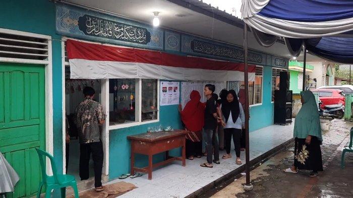 Suasana TPS 31 di Desa Anggadita, Lokasi Pemilihan Bupati Karawang Aep ...