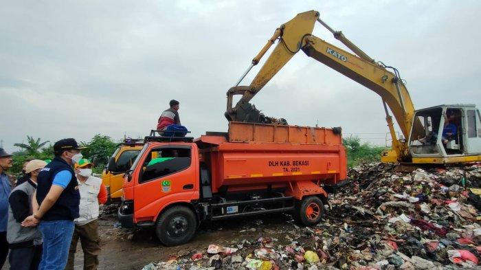 Puluhan Truk DLH Kabupaten Bekasi Dikerahkan untuk Angkut Sampah yang Menggunung di TPS Metland ...