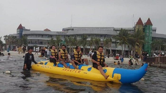 Wisata Jakarta: Keseruan Main Banana dan Donat Boat di Ancol Beach City ...