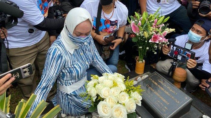 Ziarah ke Makam Adjie Massaid, Angelina Sondakh Tak Kuasa Menahan Tangis - Tribunbekasi.com