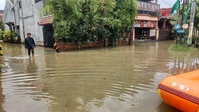 Banjir Kiriman Rendam Sejumlah Wilayah di Kota Bekasi - Tribunbekasi.com