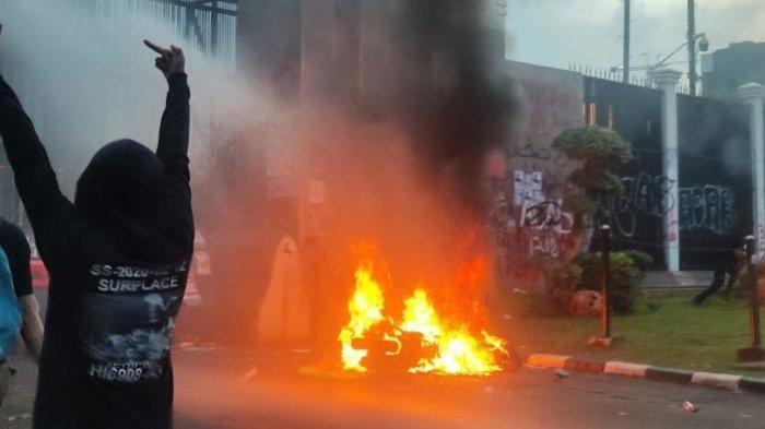 Api Berkobar Semakin Besar Saat Motor Polisi Dibakar, Demo Tolak UU TNI ...