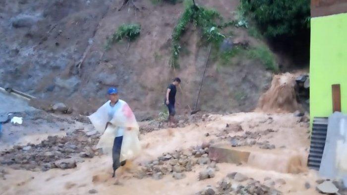 Curah Hujan Tinggi Picu Tanah Longsor dan Jalan Amblas di Tegalwaru - Tribunbekasi.com