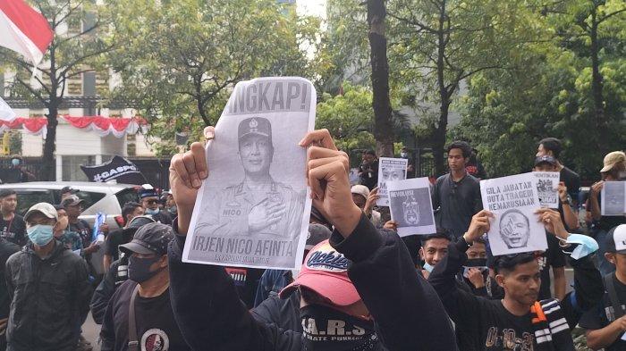 Korban Tragedi Kanjuruhan Demo Mabes Polri, Usung Poster Tuntut Irjen ...