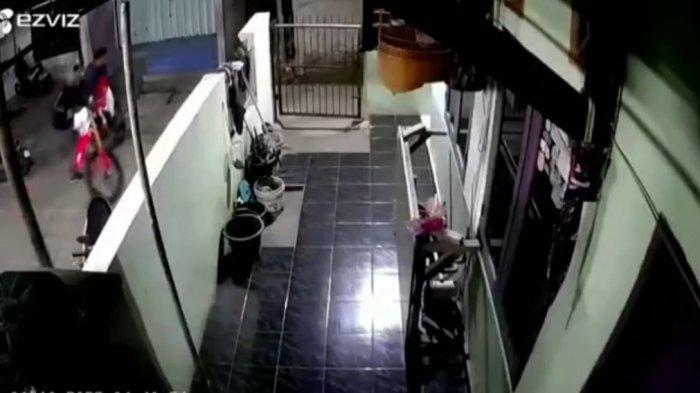 Curi Sepeda Motor Kawasaki KLX 150, Dua Pelaku Terekam CCTV - Tribunbekasi.com