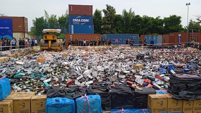 Direktorat Jendral Bea dan Cukai Kemenkeu Musnahkan Beragam Merek Botol ...