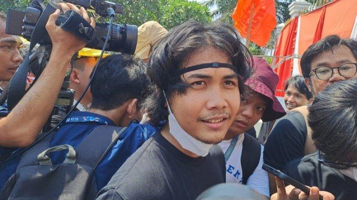 Ikut Demo di DPR, Komedian Rigen Cs Bawa Poster: 'Agak Laen Bapakmu ...
