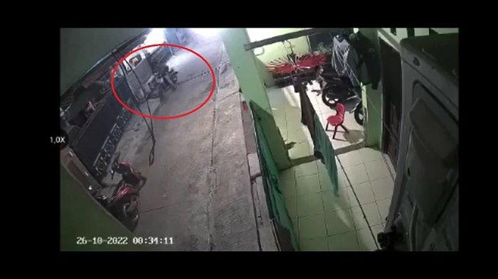 Aksi Pencurian di Bekasi Utara Terekam CCTV, Hanya Dalam Hitungan Detik Motor Berpindah Tangan ...