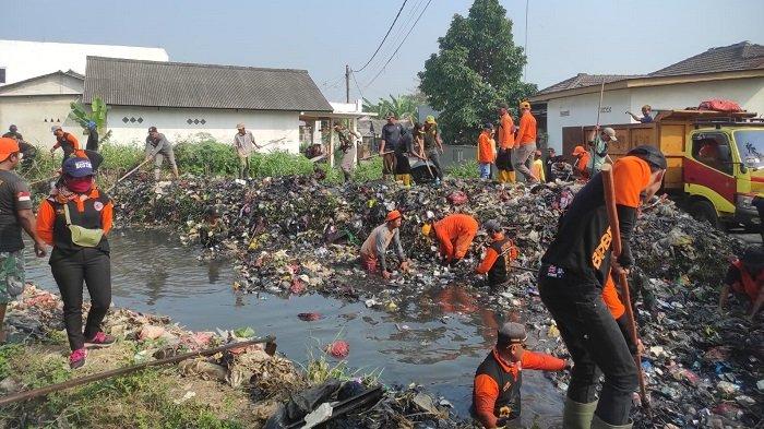 Usai Dikeluhkan Petani, Dinas LH Kabupaten Bekasi Bersihkan Tumpukan Sampah di Kali Srengseng ...