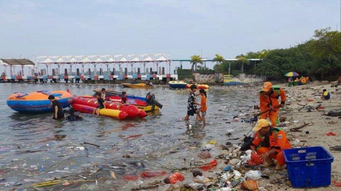 Terbawa Arus Air Laut, Puluhan Ton Sampah Kiriman Terdampar di Pesisir ...