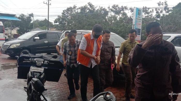 Mantan Dir Ops PT Timah Tbk Alwin Albar Dititipkan ke Lapas Bukit Semut ...