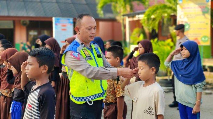 Anggota Satlantas Latih Tertib Berlalulintas Lewat Pocil - Posbelitung.co