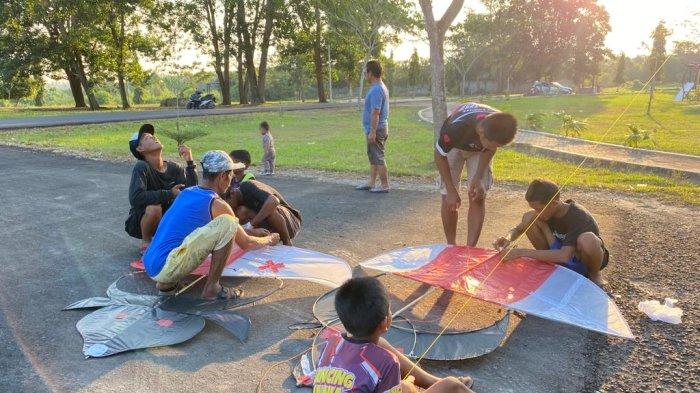 Sambut HUT ke-78 Kemerdekaan RI, Langit Koba Diramaikan Layangan Goeng ...