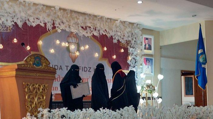 Santriwati Penghafal Al Qur'an 30 Juz Disematkan Mahkota - Posbelitung.co