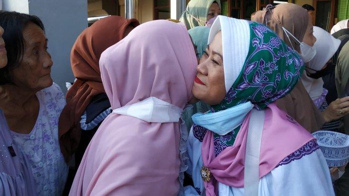 Tangis Haru Lepas Keberangkatan Jemaah Calhaj Belitung - Posbelitung.co Tangis Haru Lepas Keberangkatan Jemaah Calhaj Belitung - Posbelitung.co