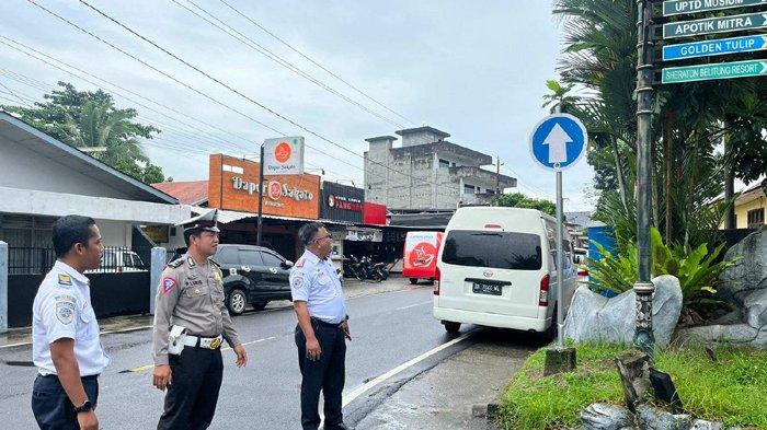 Jalan Satu Arah Tanjungpendam Mulai Terpasang Rambu - Posbelitung.co