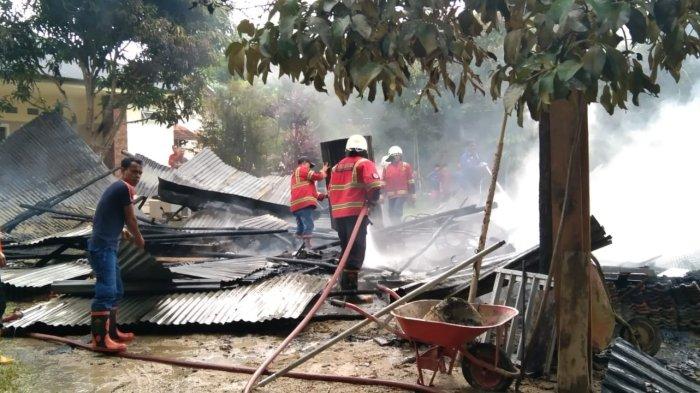 Hidupkan Api Usir Tawon, Malah Gudang yang Terbakar - Posbelitung.co