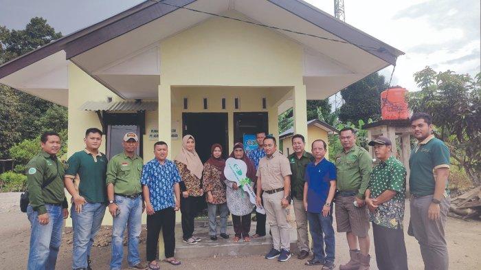 PT AMA Bedah Rumah Warga Pelepak Pute - Posbelitung.co