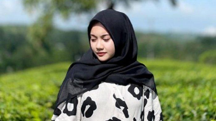 Video Ustazah Nadia Hawasyi Lagi Viral, Qariah Internasional Disawer Laki-laki Ketika Sedang ...