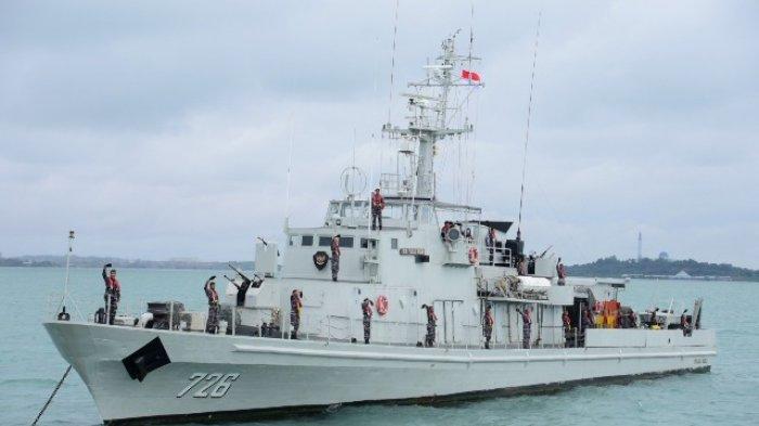 KRI Pulau Rusa 726 Sandar di Pelabuhan Sadai Bangka Selatan ...