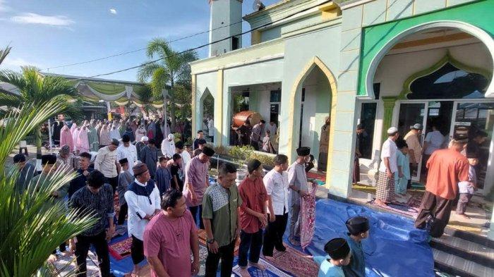 Bacaan Zikir Saat Jeda Antara Takbir Sholat Idul Fitri Lengkap Niat dan ...