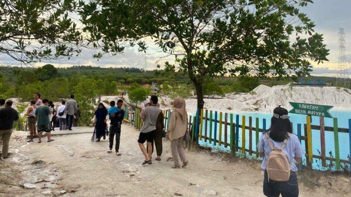 Libur Lebaran, Danau Kaolin Desa Nibung Bangka Tengah Diramaikan ...
