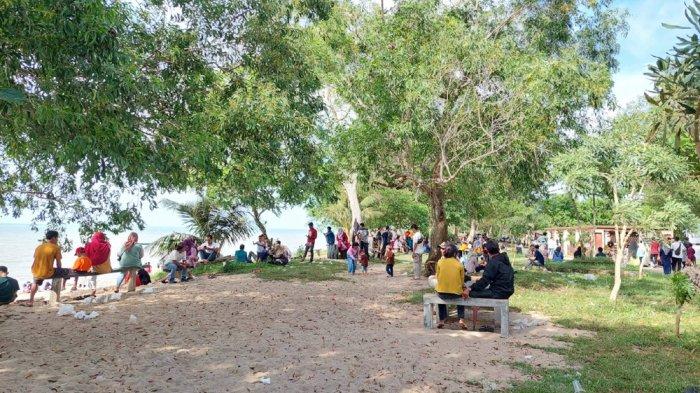 Pantai Sumur Tujuh Bangka Tengah Padat Pengunjung saat Libur Lebaran ...