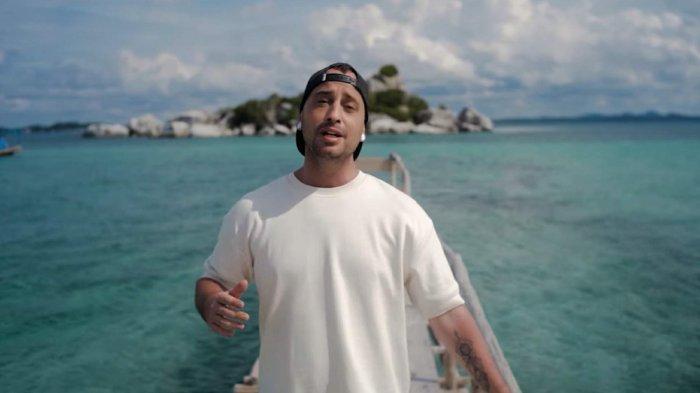 Musisi Dave Moffatt Tampilkan Pesona Alam Belitung dalam Video Musik ...