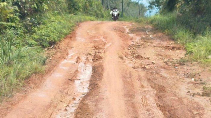 Bertahun-tahun Hanya Mendapat Janji, Jalan Kampung Kerasak Rusak dan Belum Diaspal - Posbelitung.co