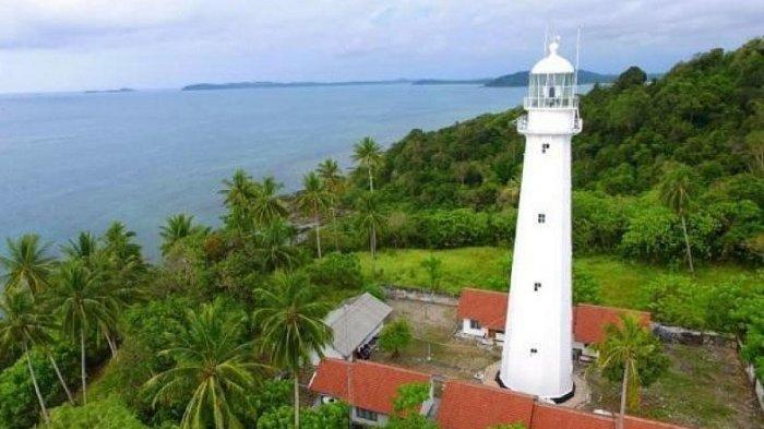 Visit The Tanjung Lancur Lighthouse in Belitung, The Witness to The ...