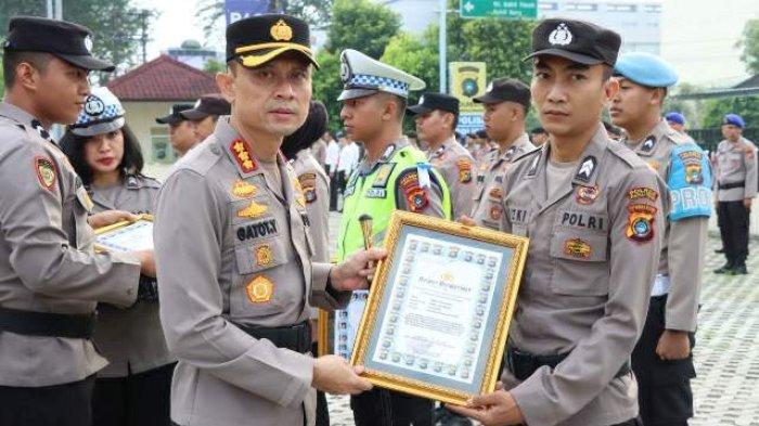 Personel Polresta Pangkalpinang Brigadir Yaya Sathria Cs Diganjar Penghargaan - Posbelitung.co
