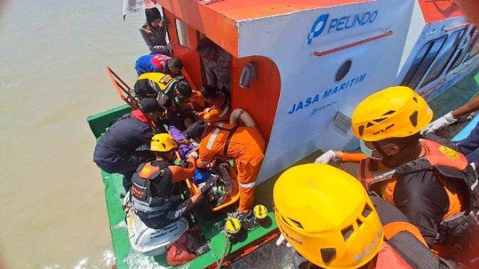 Tim SAR Basarnas Babel Evakuasi Satu Penumpang KM Sakura Express yang ...
