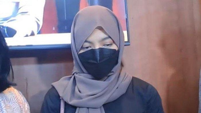 Oklin Fia Minta Maaf, Akui Menyesal Buat Konten Jilat Es Krim: Ini Teguran Allah, Sosok Pria ...