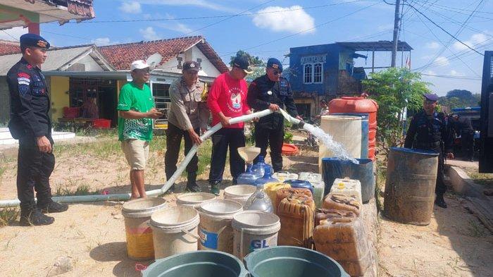 Brimob Kerahkan Mobil Water Cannon Suplai Air Bersih - Posbelitung.co Brimob Kerahkan Mobil Water Cannon Suplai Air Bersih - Posbelitung.co