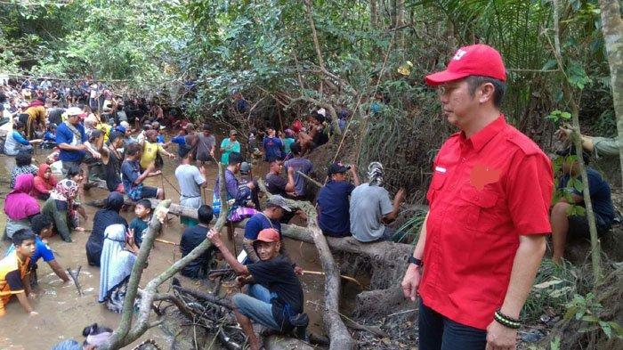Warga Ikut Nirok Nanggok Desa Kembiri, Wyllianto: Tradisi Ini Harus ...