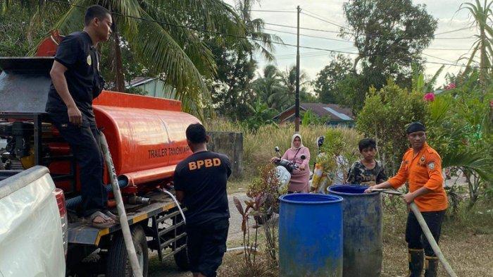 Di Sela Kesibukan Pemadaman Karhutla, Personel BPBD Belitung Distribusikan Air Bersih ...