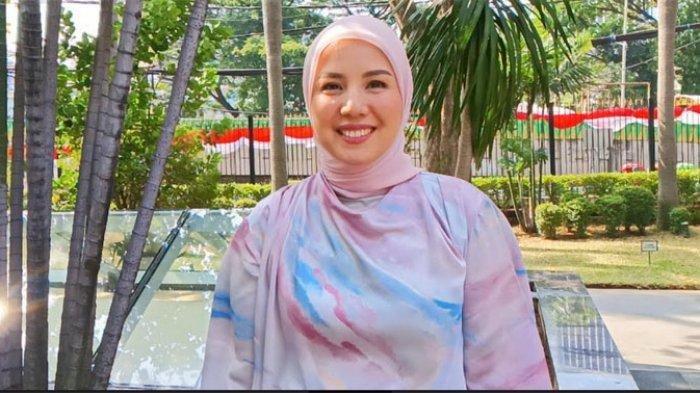 Biodata Tya Ariestya, Suka Duka Jadi Ibu Kos, Omset Capai Ratusan Juta ...