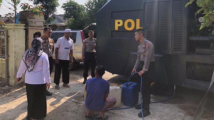 Dit Samapta Salurkan 4.000 Liter Air Bersih - Posbelitung.co