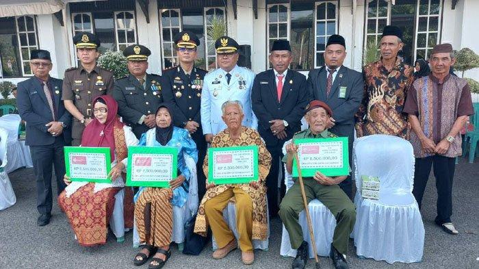 Peringatan ke-78 Hari Pahlawan, Pj Bupati Bangka M Haris Santuni Veteran dan Istri Veteran ...