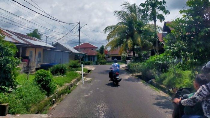 Jalan Rusak Parah, Warga Dirikan Pipa Paralon di Jalan Pak Mangga yang ...