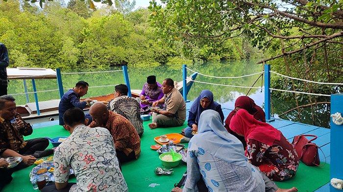 Sanem-Isyak Menikmati Makan Bedulang di Destinasi Wisata Belitung Suak ...