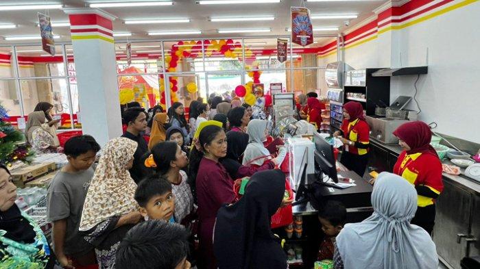 Grand Opening Babel Mart Kelapa Kampit, Pembeli Serbu Belanja Sampai ...