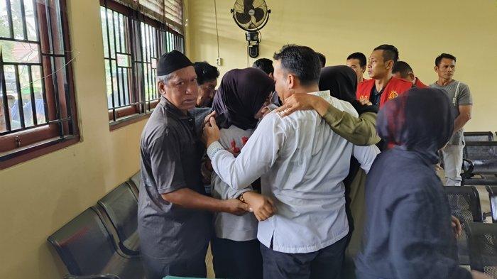 BREAKING NEWS: Martoni Divonis Lebih Ringan Dibanding Tuntutan JPU, Air Mata Keluarga Pun Pecah ...