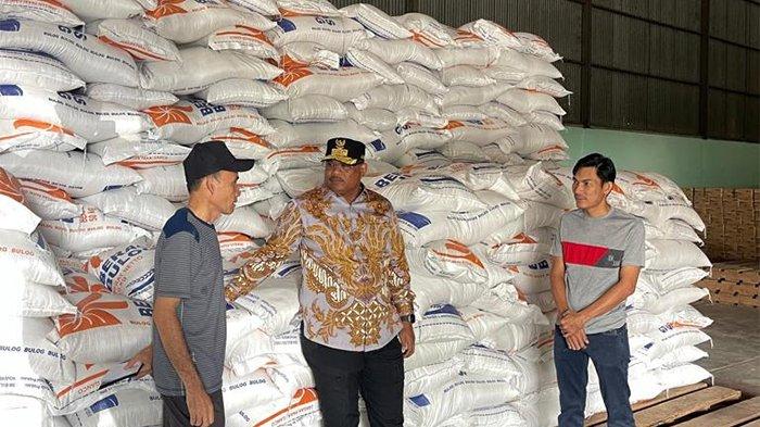 Pj Gubernur Babel Cek Stok Bahan Pokok di Gudang Bulog Belitung, Pastikan Cukup hingga Ramadhan ...