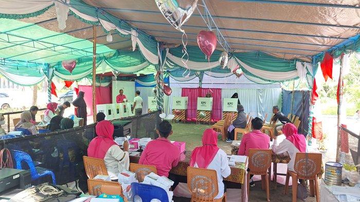 Petugas TPS 001 Desa Lalang Belitim Tampil Serba Pink, Tarik Minat ...